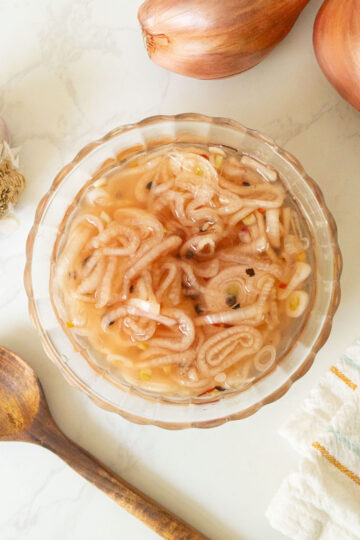 Quick Pickled Shallots (20 minutes, no-cook!) 🫙